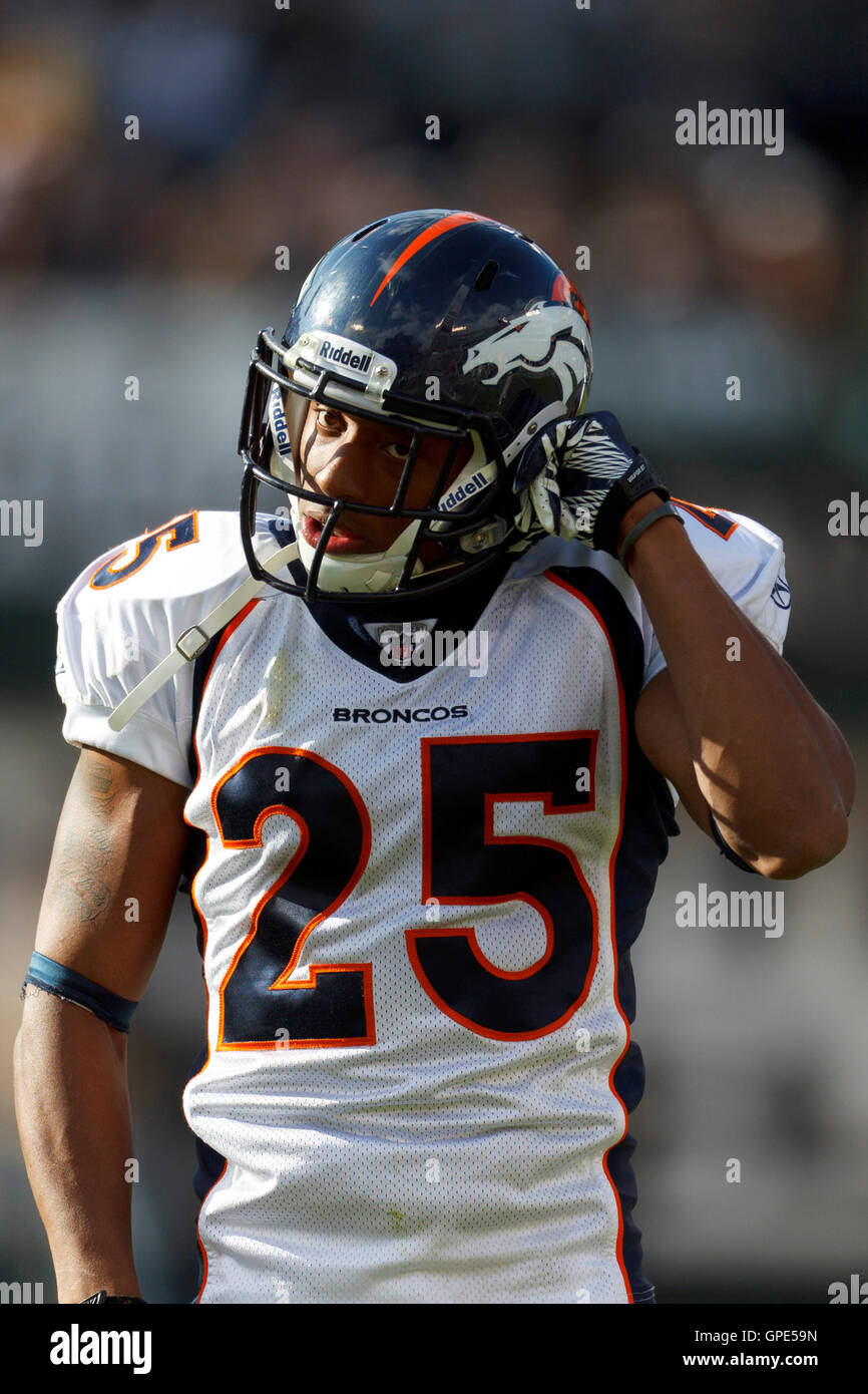 Denver broncos cornerback chris harris hi-res stock photography and ...