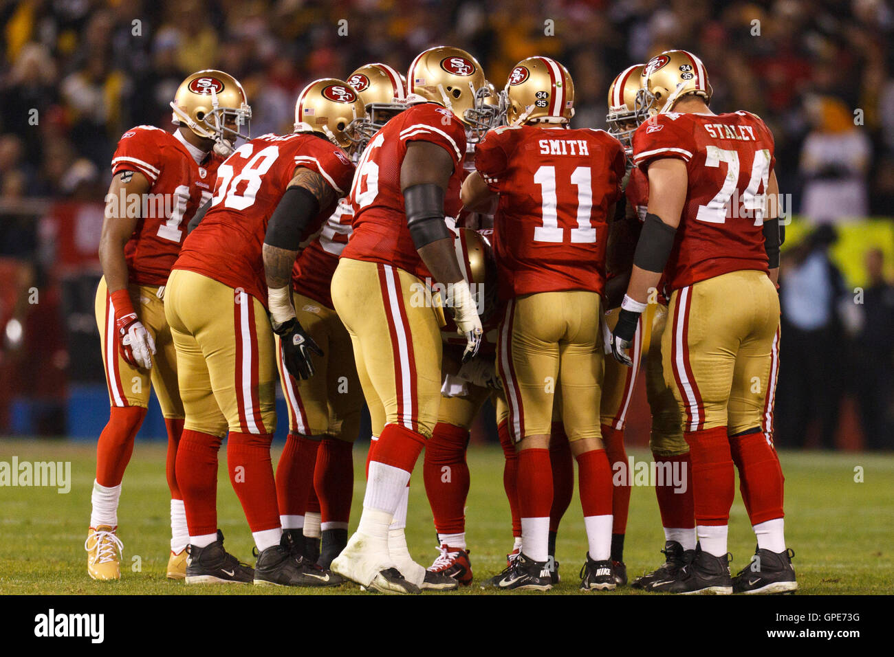 American football players in huddle hi-res stock photography and images ...