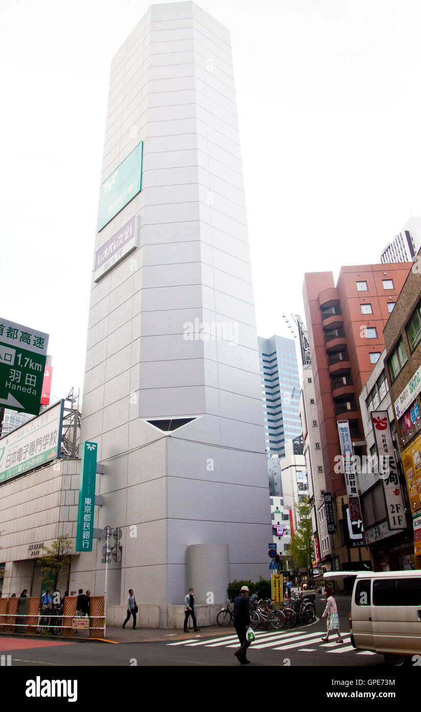 A tall white building in Tokyo, Japan Stock Photo - Alamy