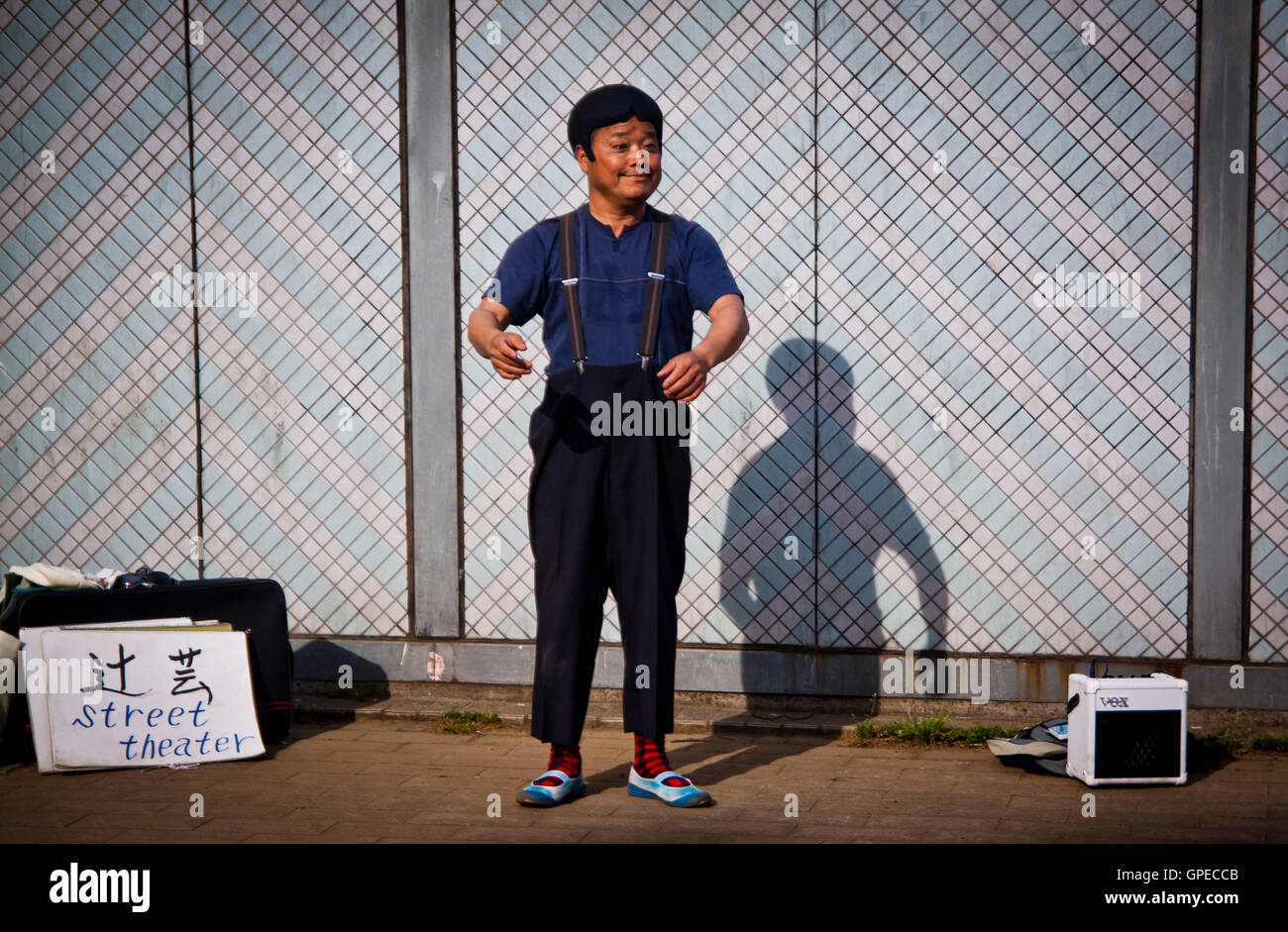 A mime performing in Yoyogi Park, Tokyo, Japan Stock Photo - Alamy