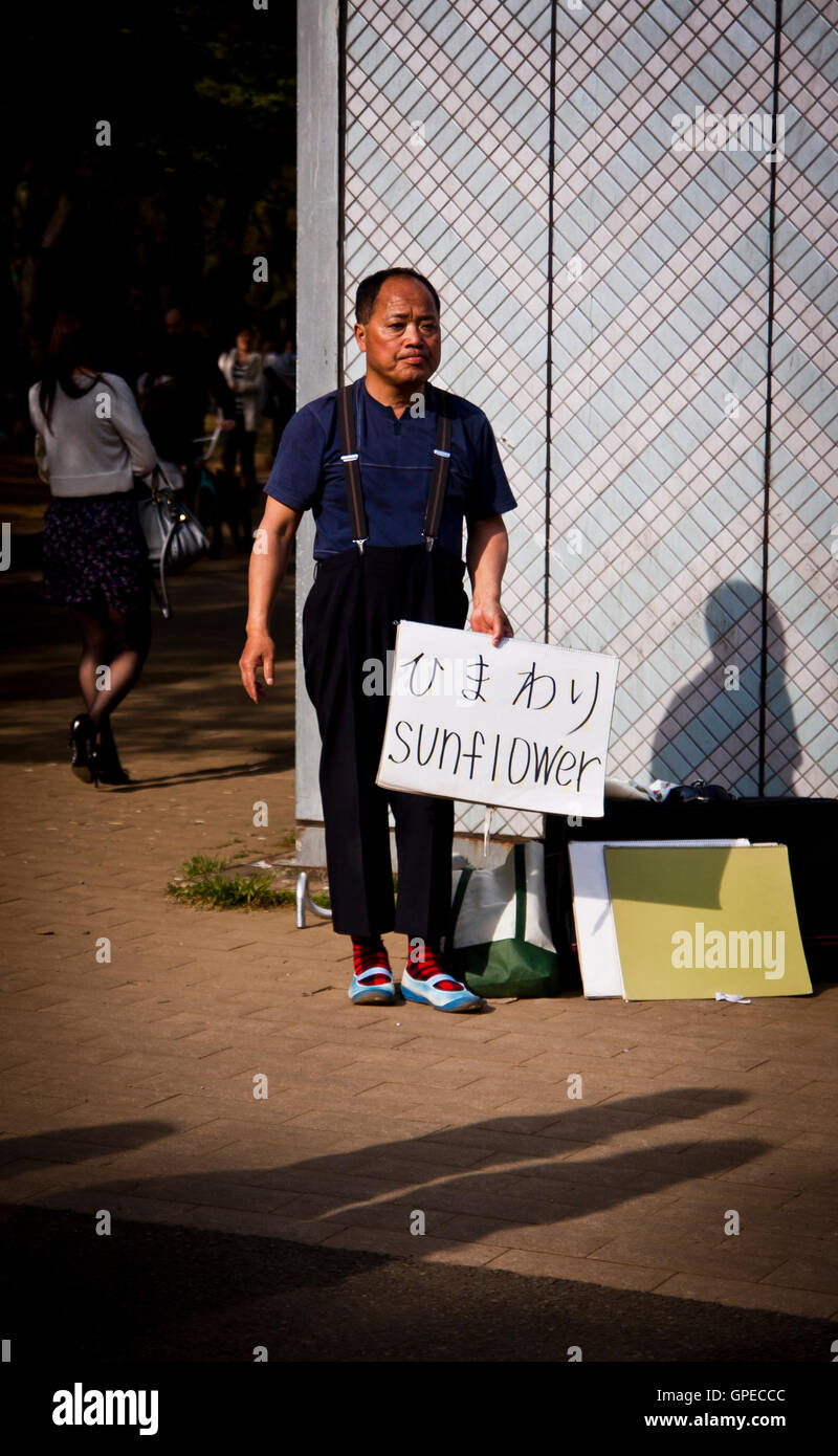 A mime performing in Yoyogi Park, Tokyo, Japan Stock Photo - Alamy