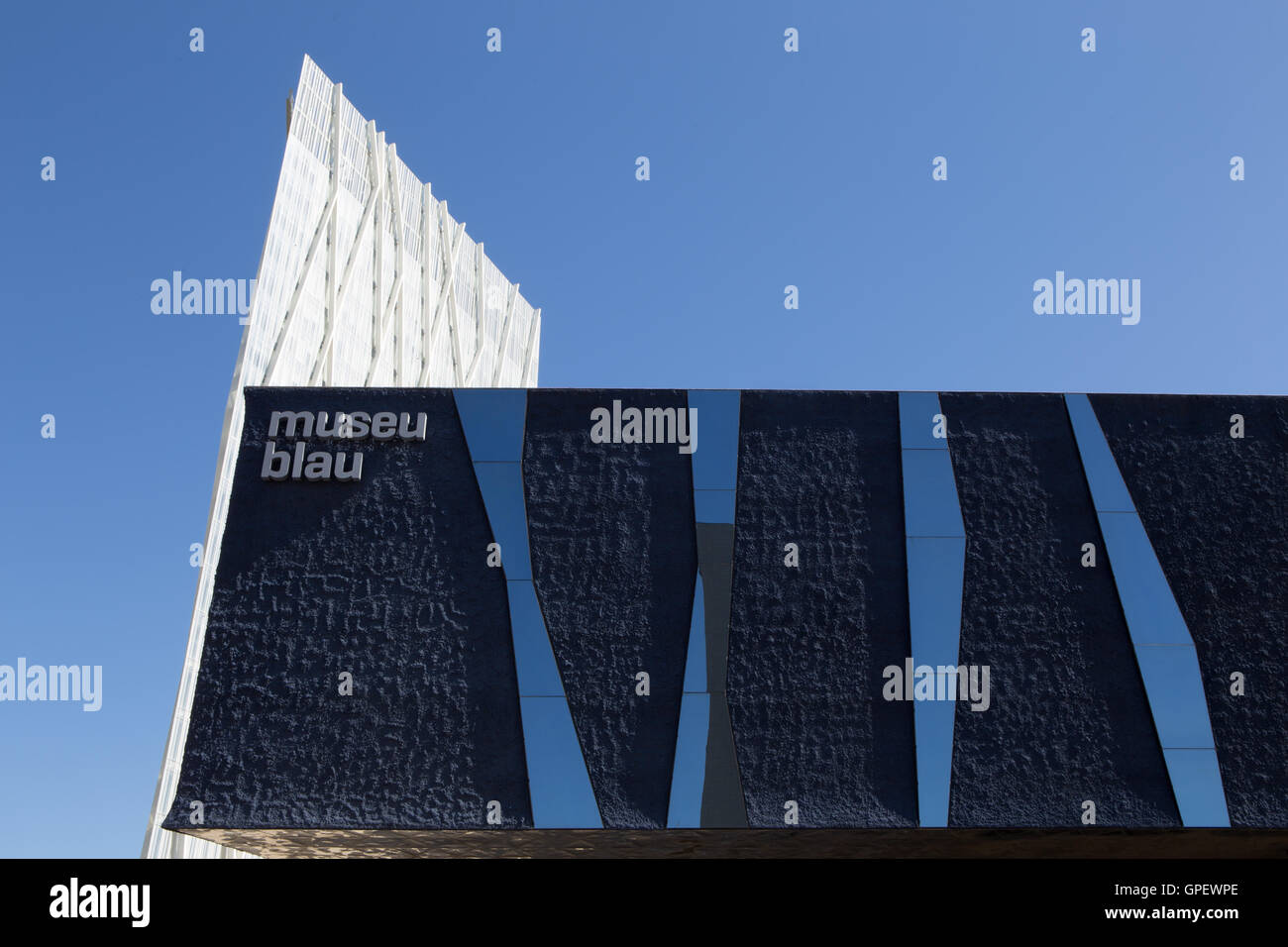 Diagonal lines in architecture hi-res stock photography and images - Alamy