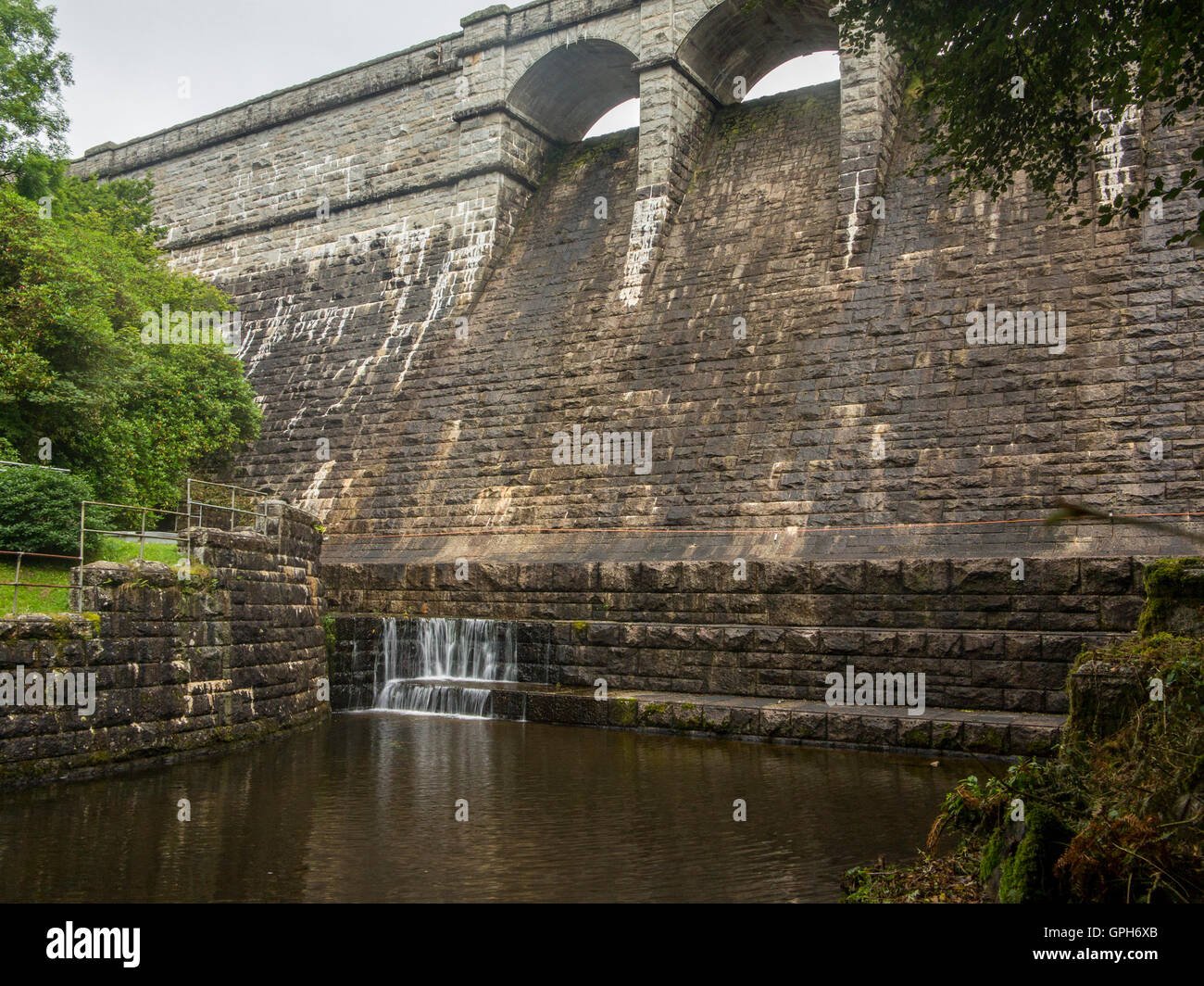Devon reservoir dam hi-res stock photography and images - Alamy