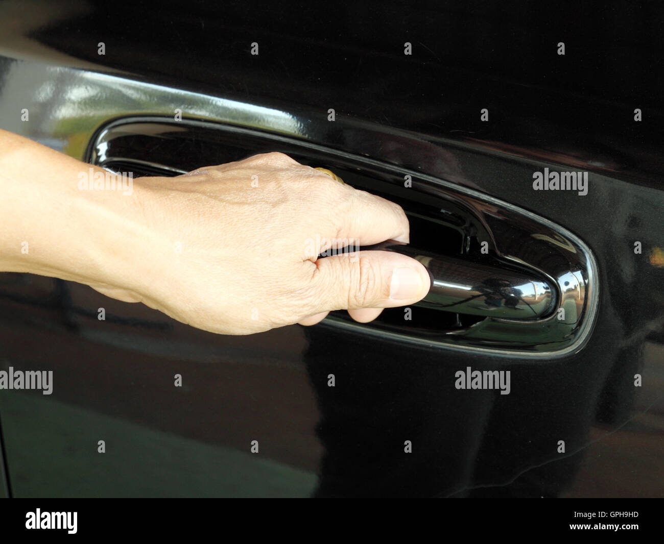 hand is going to pull a car's door handle Stock Photo - Alamy