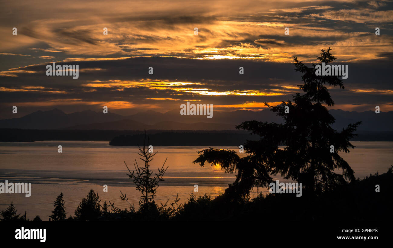 Sunset over puget sound olympic hi-res stock photography and images - Alamy