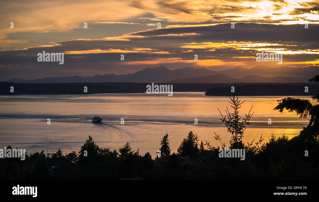 Sunset over puget sound olympic hi-res stock photography and images - Alamy