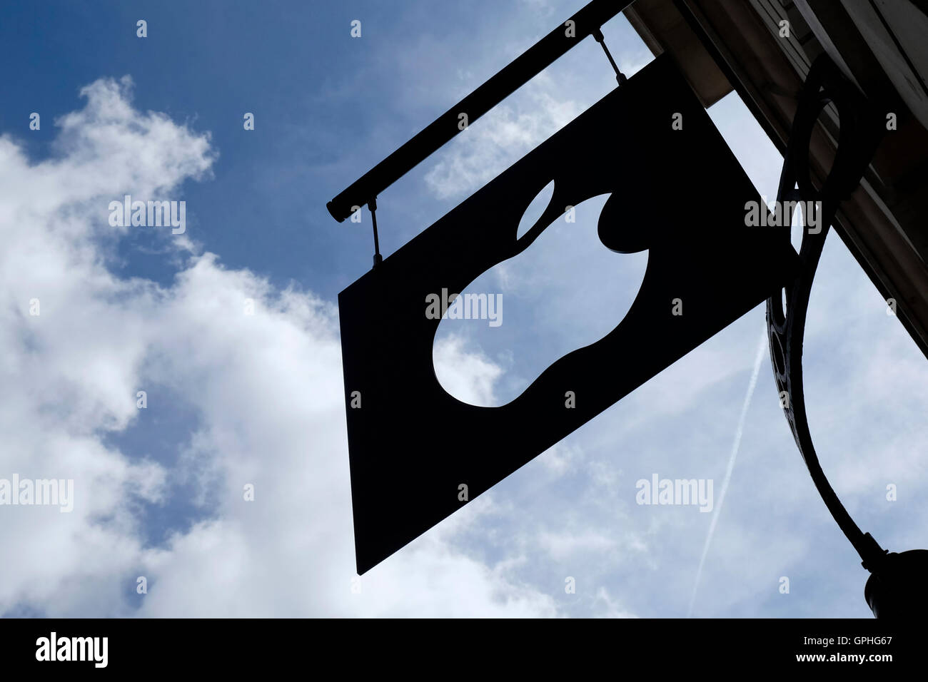 Apple store sign against a blue sky Stock Photo - Alamy