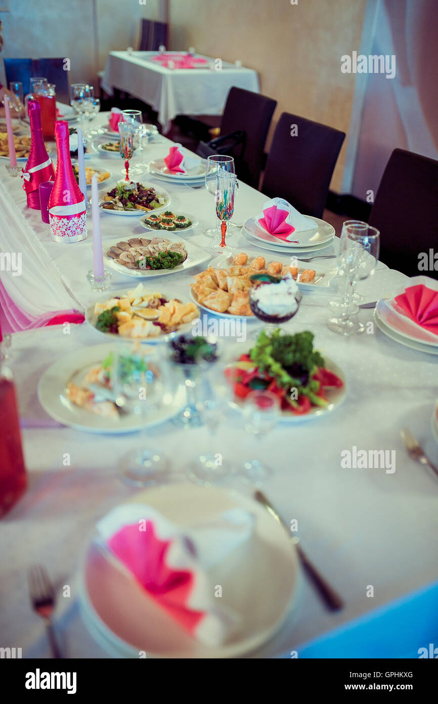 Good served table with food and drink in a restaurant Stock Photo - Alamy