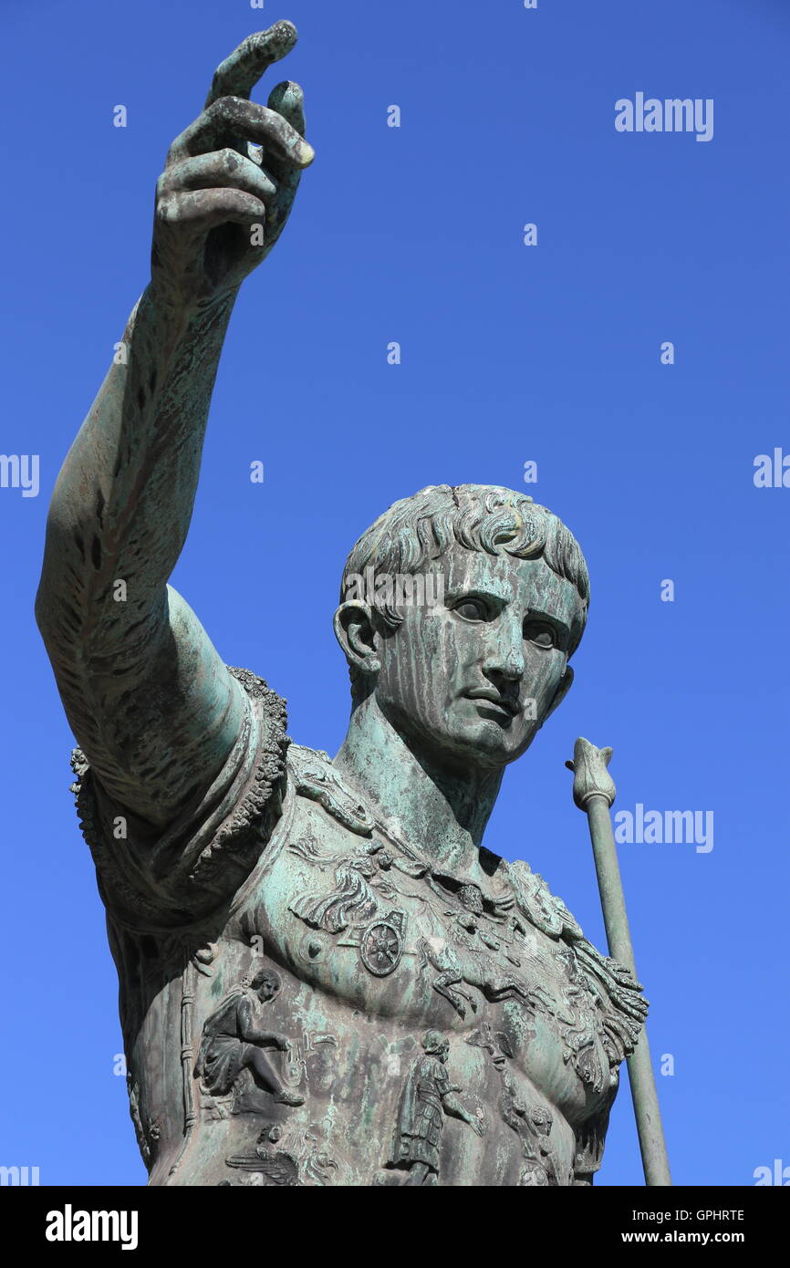 Statue of the roman emperor Julius Caesar in Rome Stock Photo - Alamy