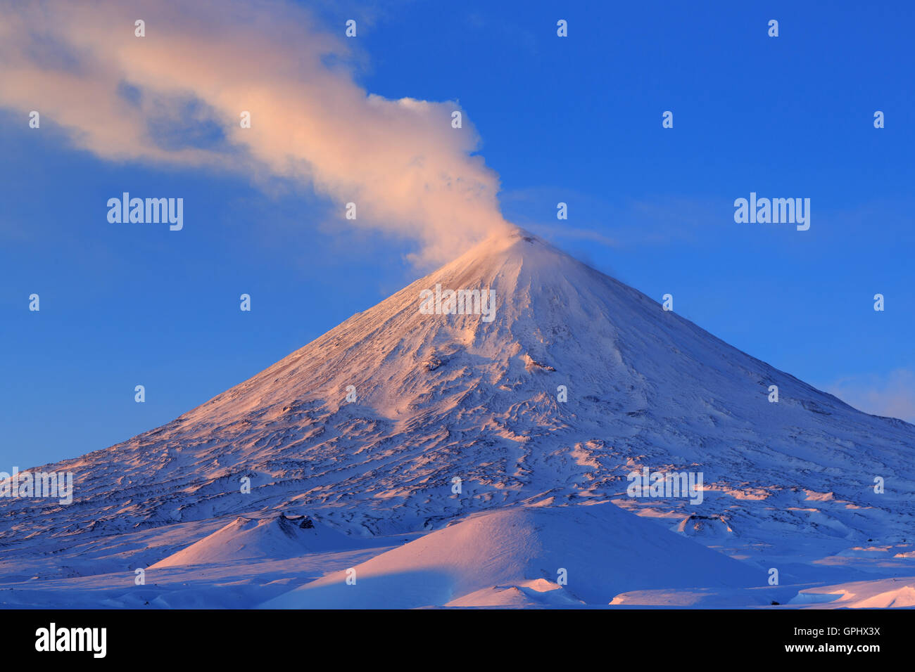 Stratovolcano eruption hi-res stock photography and images - Alamy