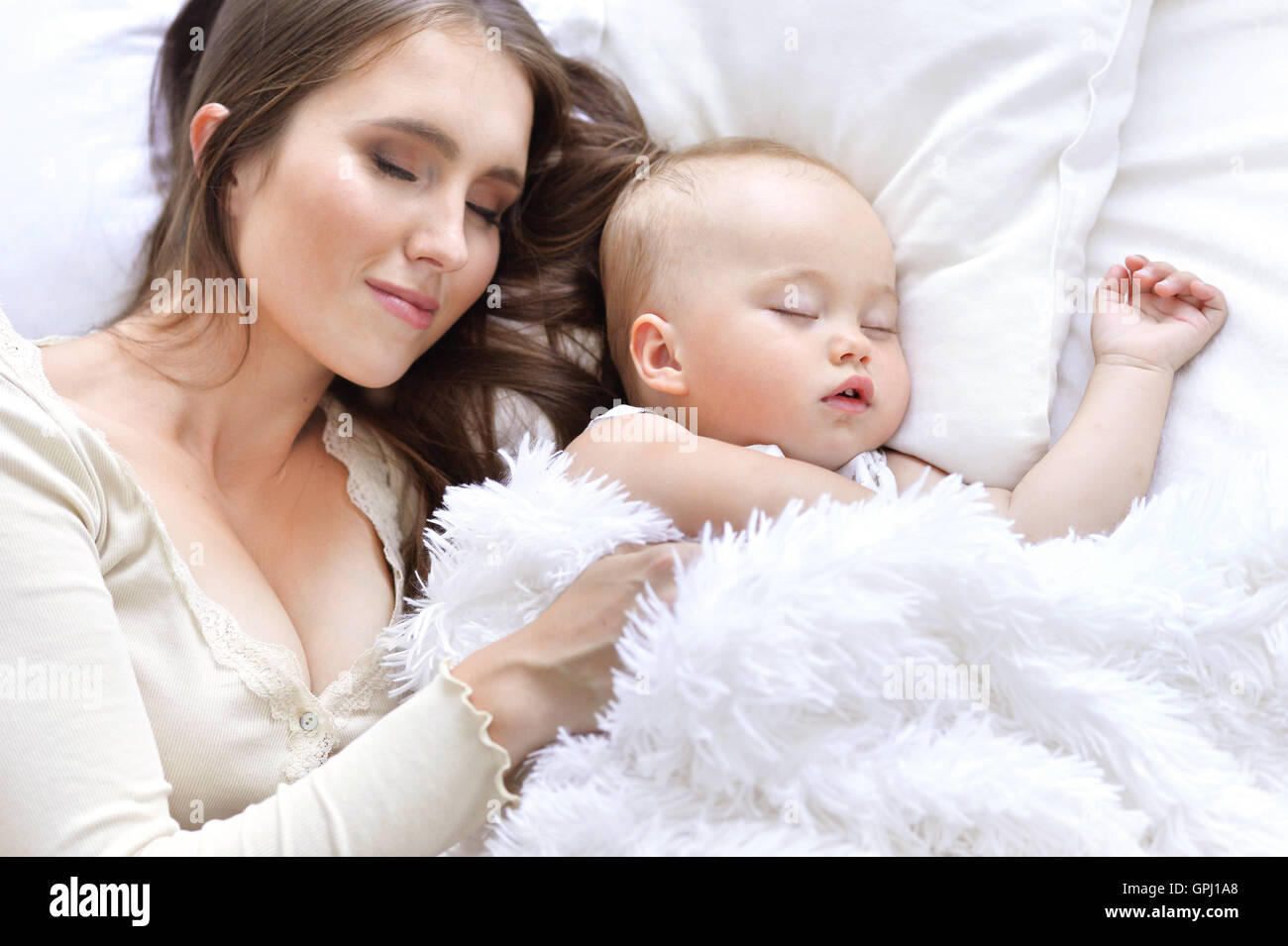 Sleeping mother and child in bed Stock Photo - Alamy