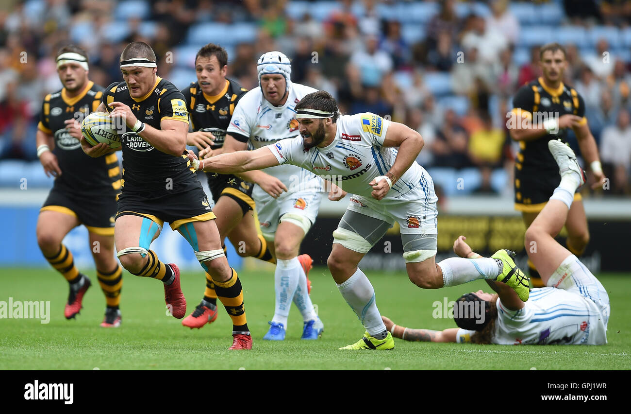 Wasps' Guy Thompson makes a break which leads to their first try during ...
