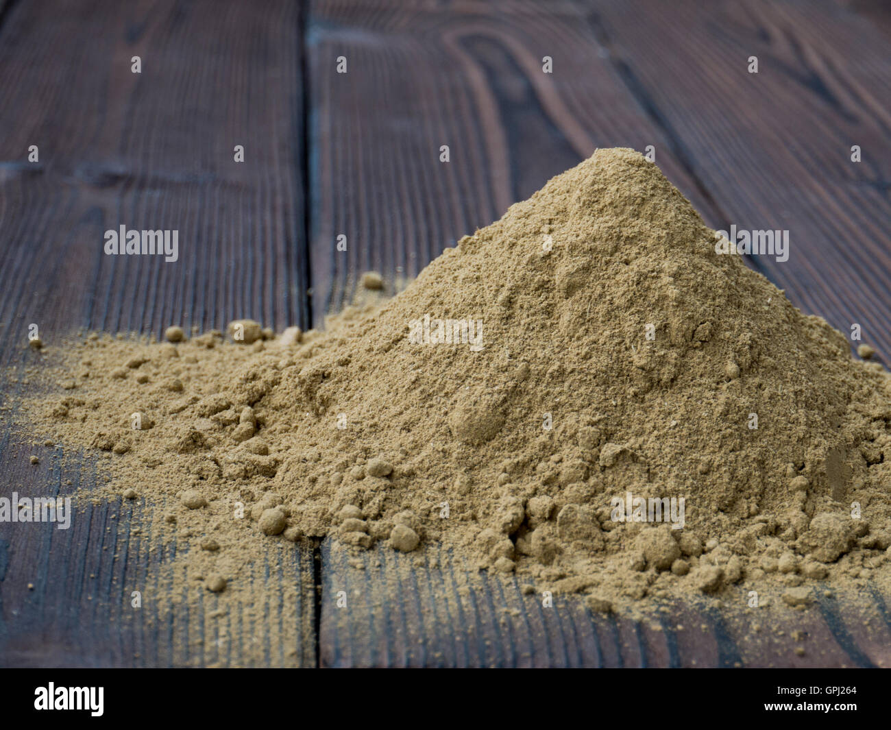 Henna powder pile on the dark wooden planks Stock Photo - Alamy