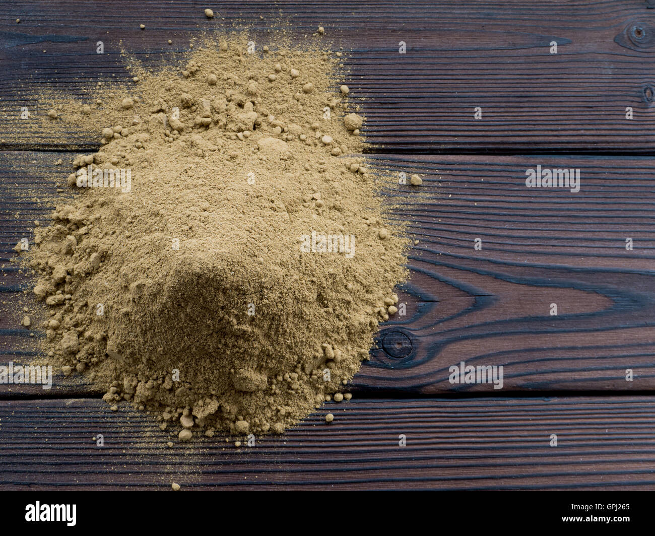 Henna powder pile on the dark wooden planks top view Stock Photo - Alamy