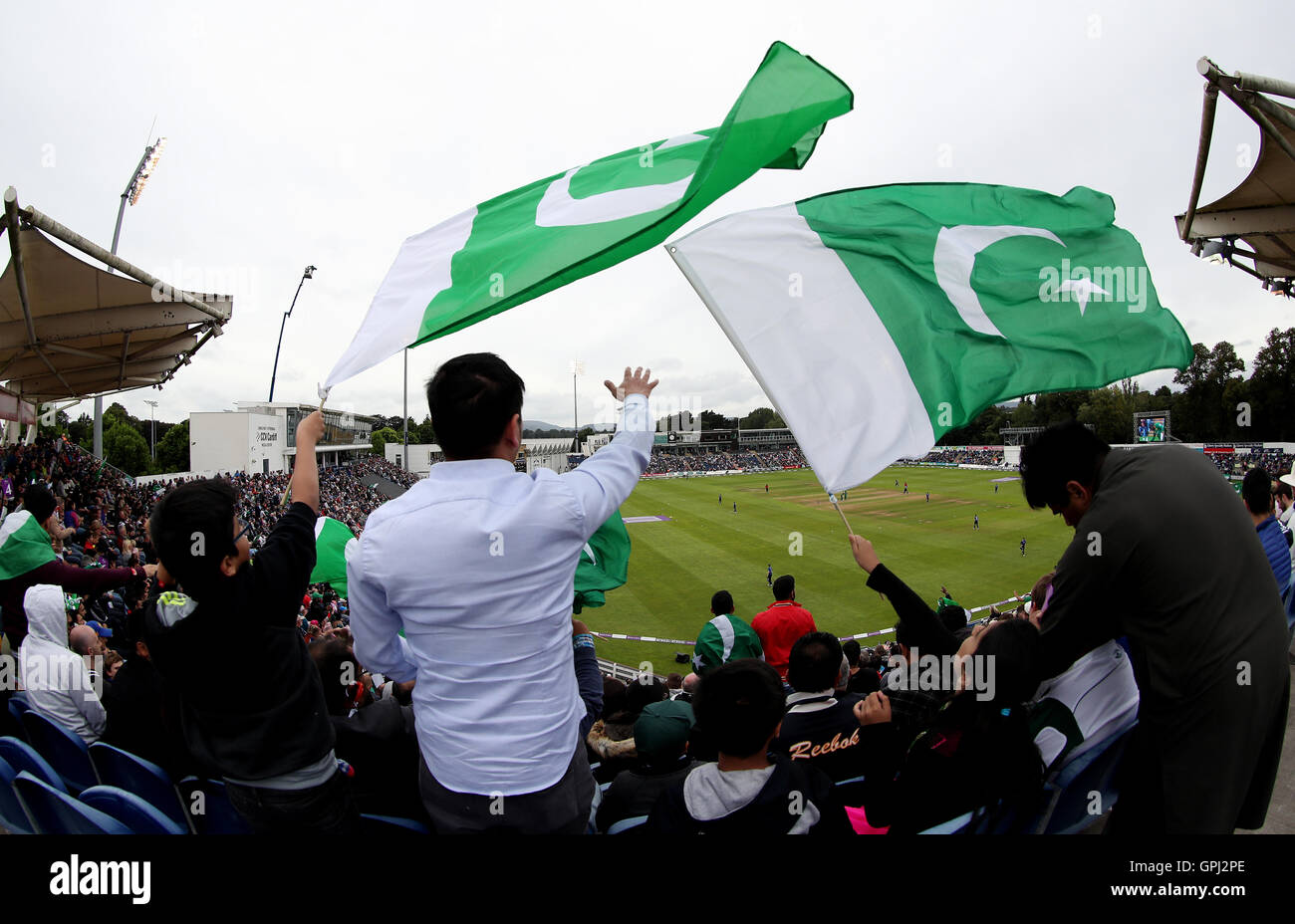 Pakistan fans celebrate hi-res stock photography and images - Alamy