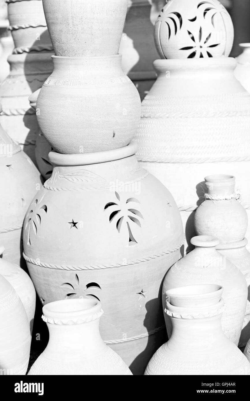 Oman traditional pot Black and White Stock Photos & Images - Alamy