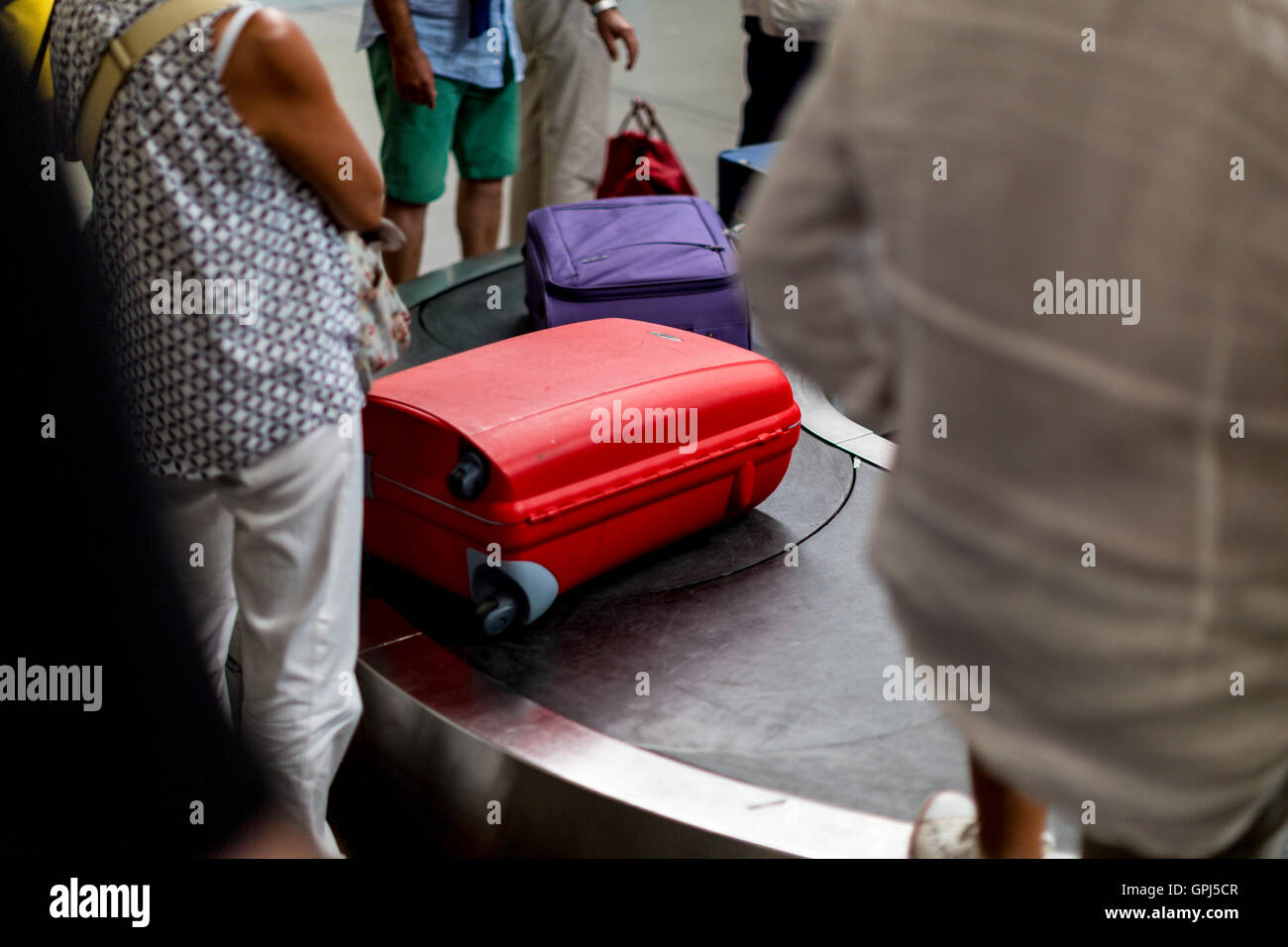 Baggage reclaim carousel hi-res stock photography and images - Alamy