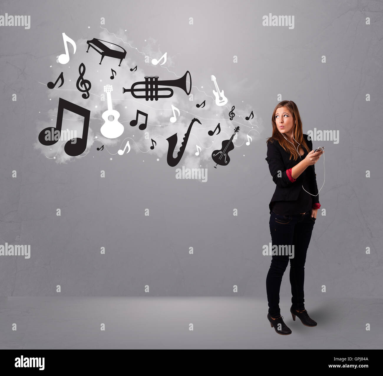 Beautiful young woman singing and listening to music with musica Stock ...