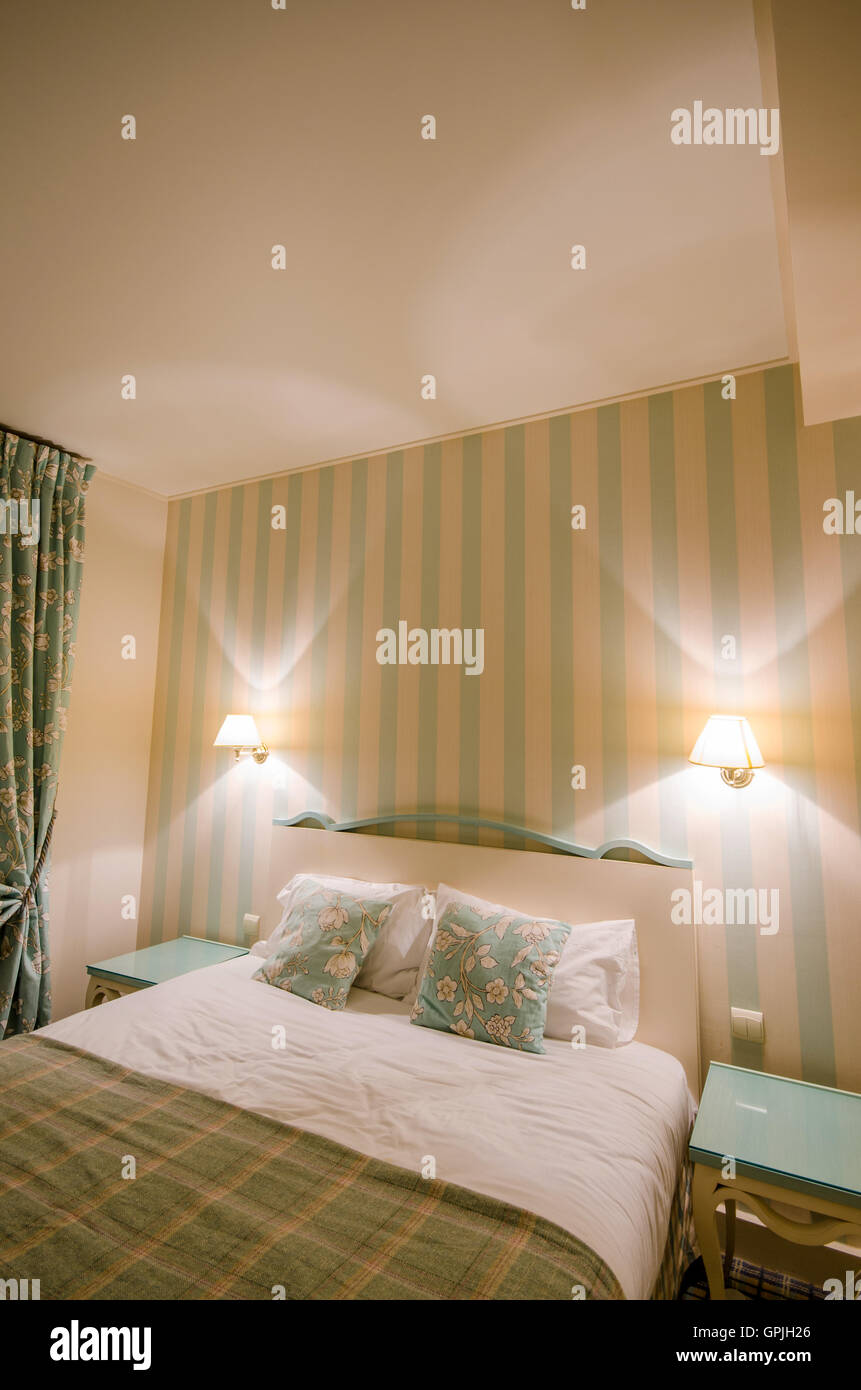 Hotel room with double bed Stock Photo - Alamy