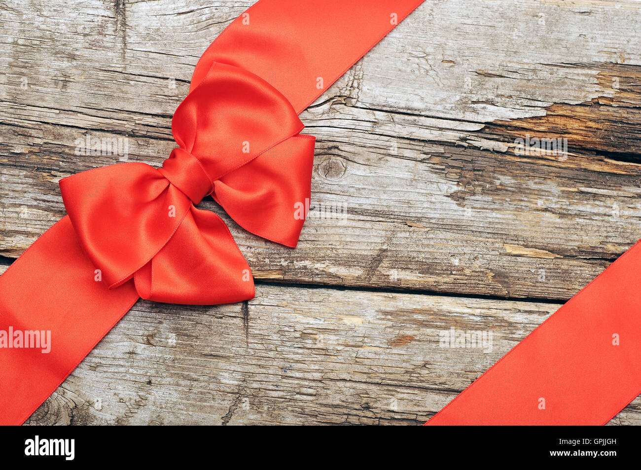 red bow on wood background Stock Photo - Alamy