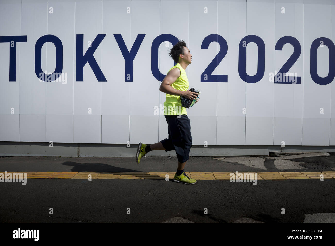 Tokyo, Tokyo, Japan. 4th Sep, 2016. Runner pass the official emblem ...