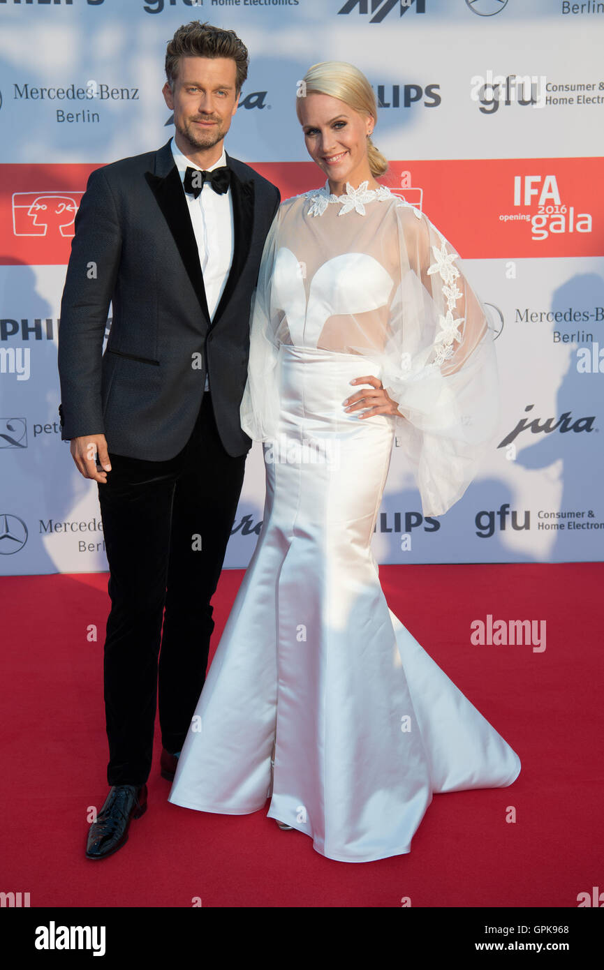 Berlin, Germany. 1st Sep, 2016. Host Judith Rakers and Wayne Carpendale ...