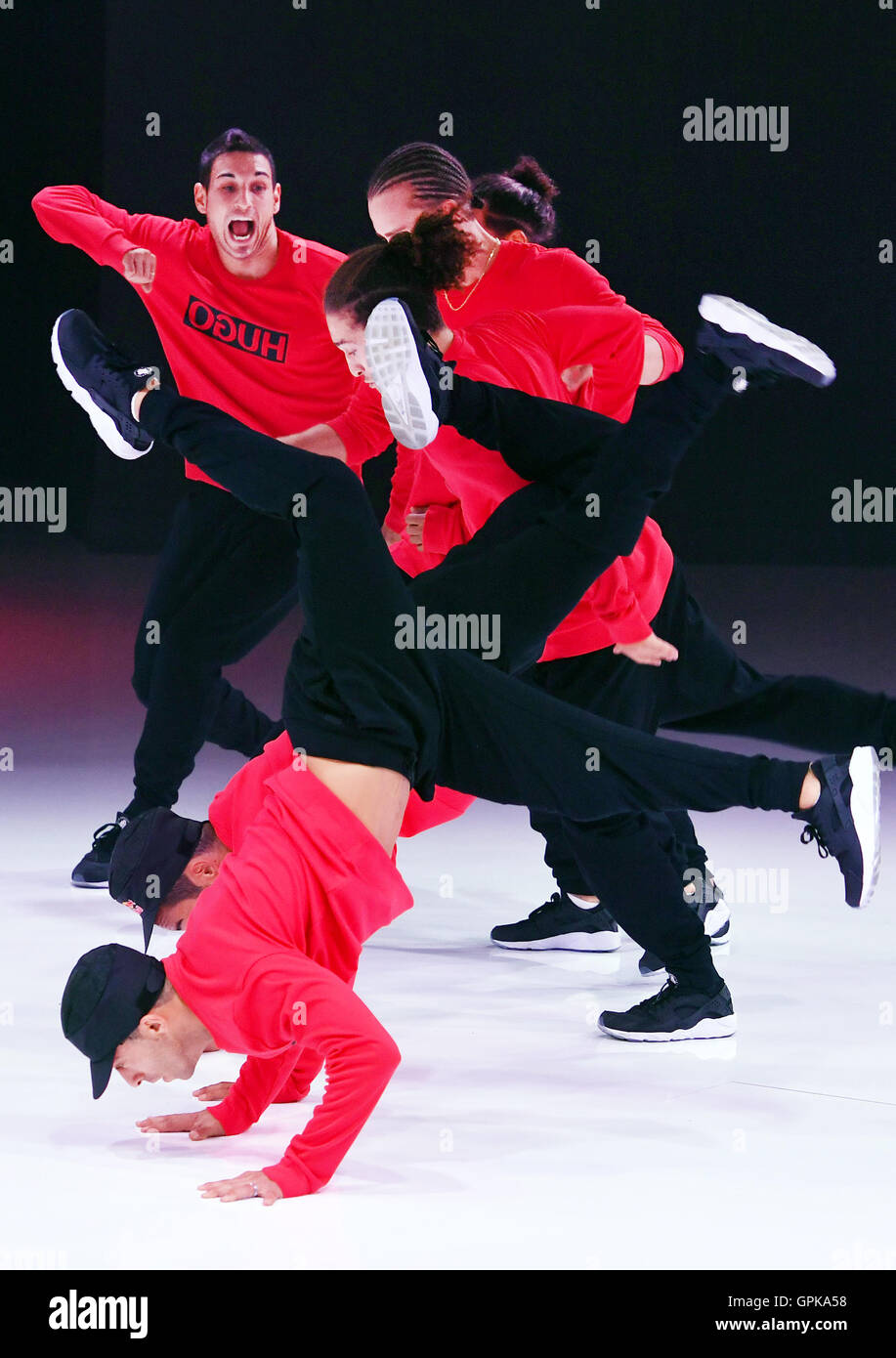 Breakdance crew hi-res stock photography and images - Alamy