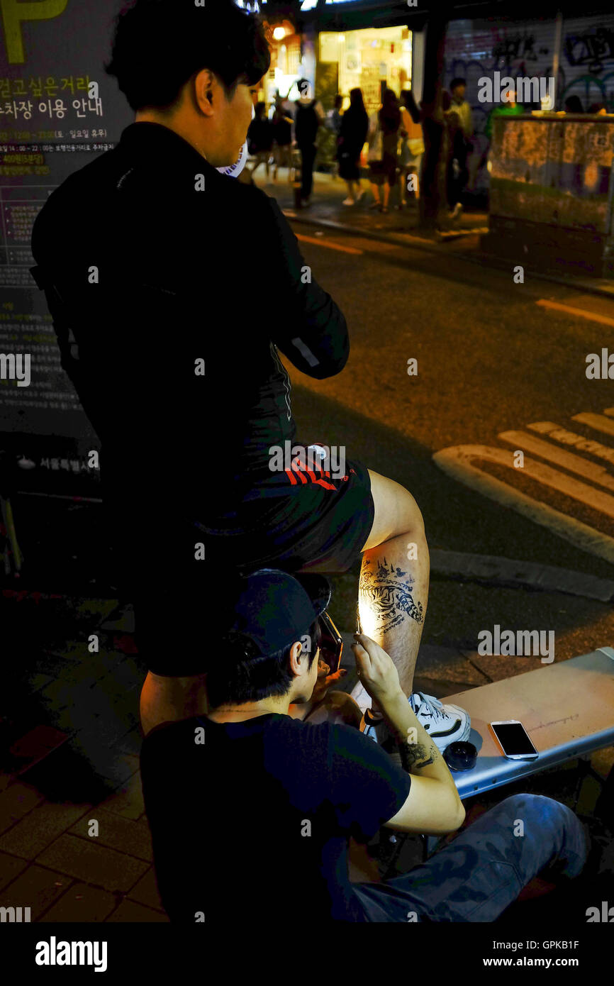 September 4, 2016 - Seoul, South Korea - A man have a henna tattoo in ...