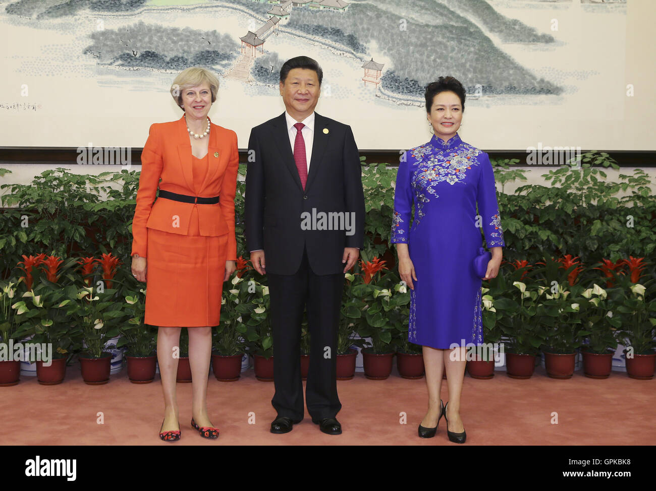 The wife of chinas president xi jinping hi-res stock photography and ...