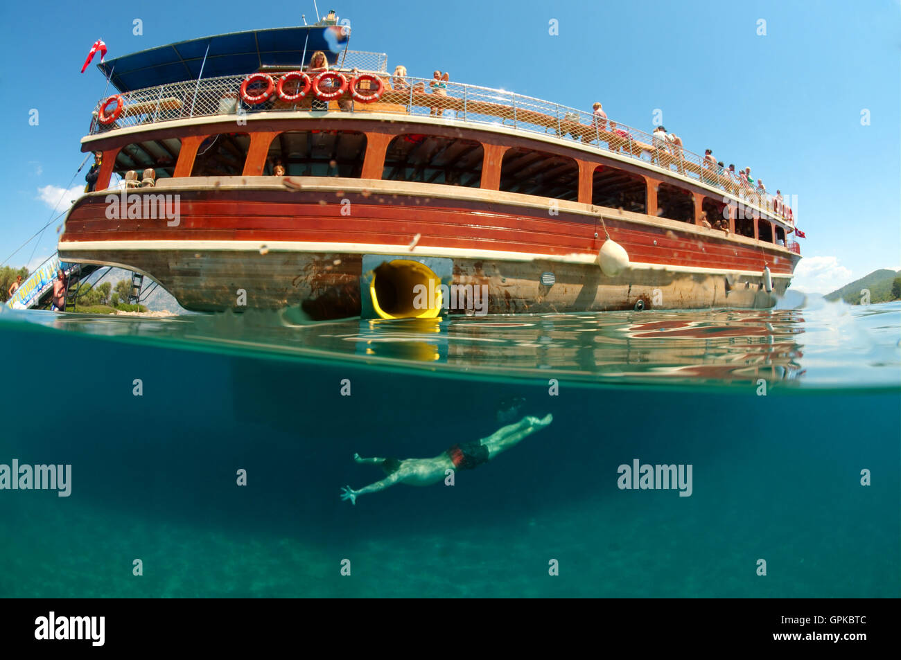 March 3, 2016 - Split level, man diving next to the tour boat ...