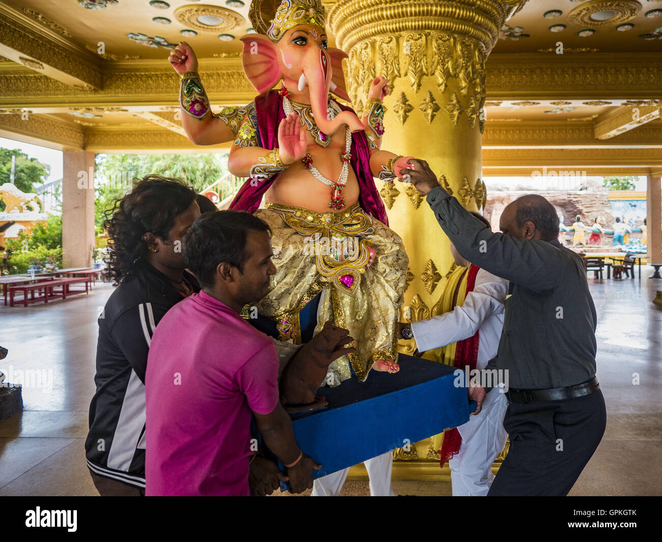 Bangkok, Bangkok, Thailand. 5th Sep, 2016. Men carry a statue of ...