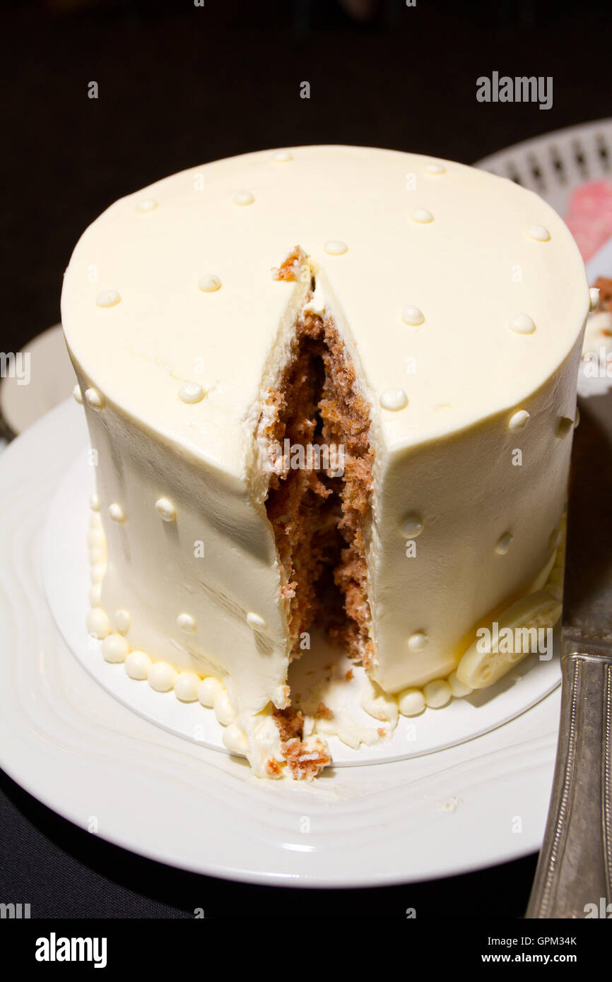 Wedding cake slice missing hi-res stock photography and images - Alamy