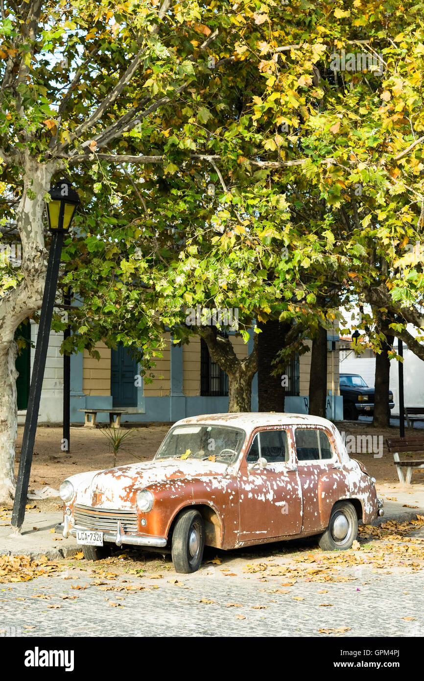 The car stopped in front of the plaza Stock Photo - Alamy