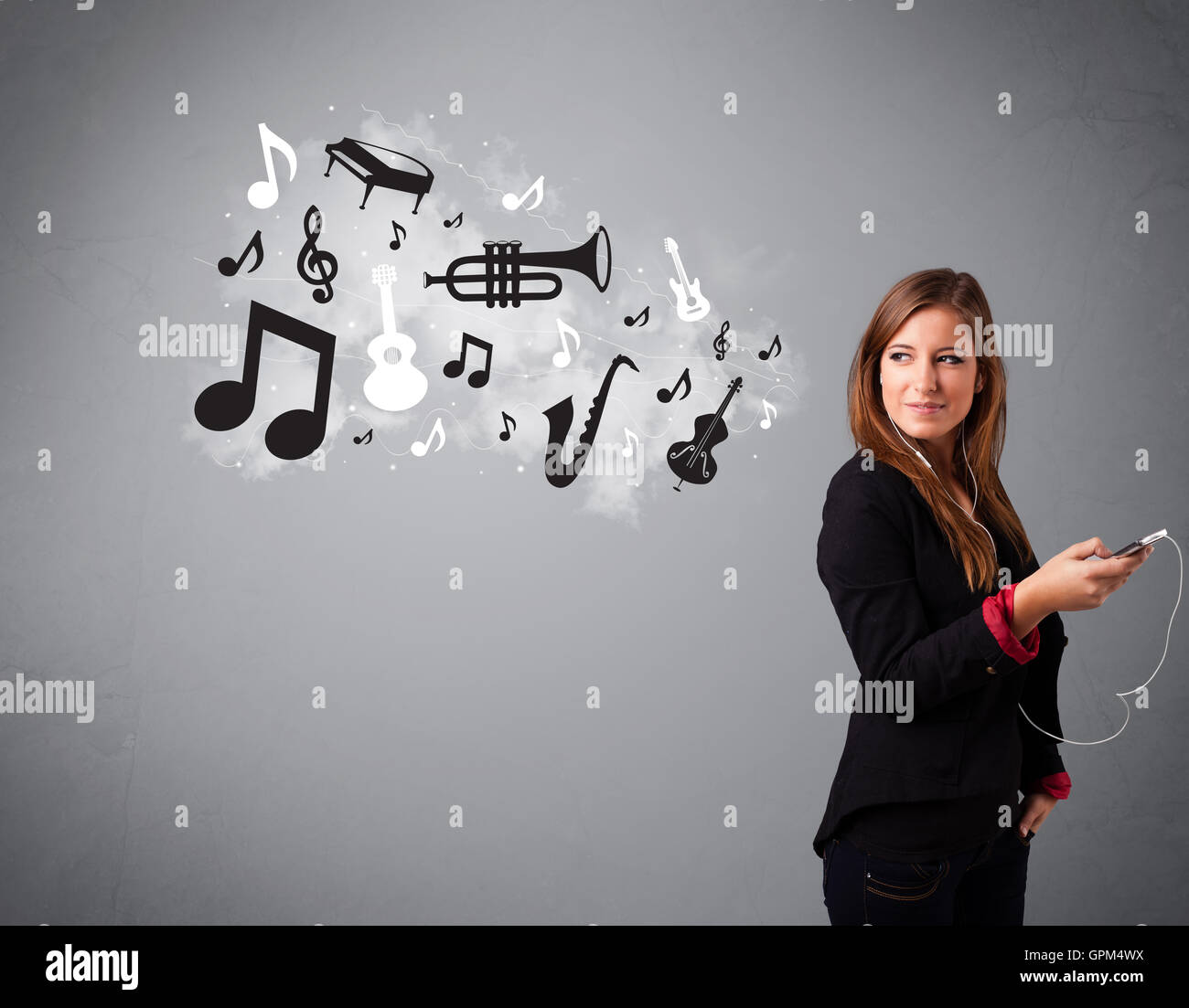 Beautiful young woman singing and listening to music with musica Stock ...