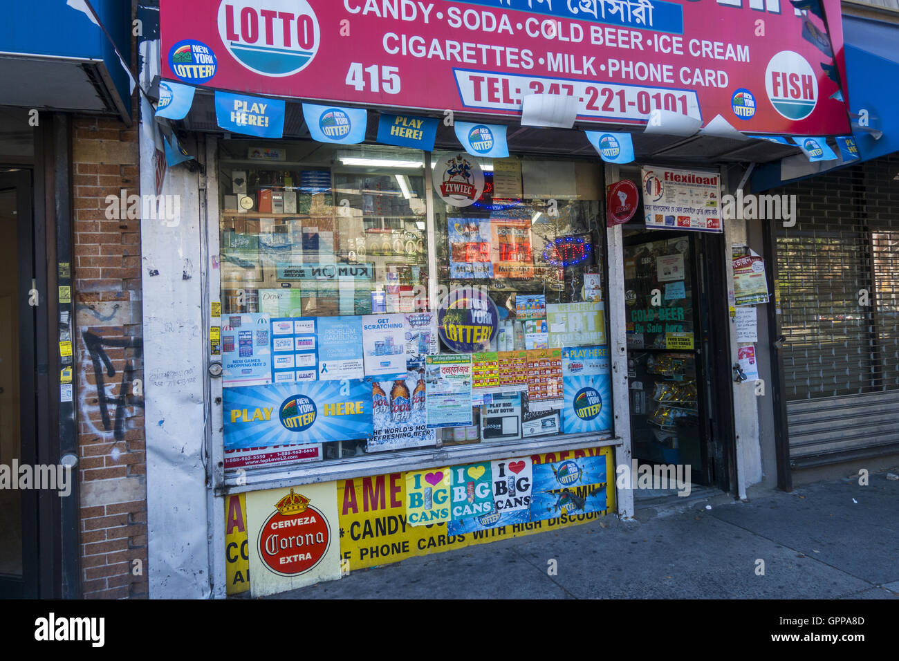 Grocery storefront new york hi-res stock photography and images - Alamy