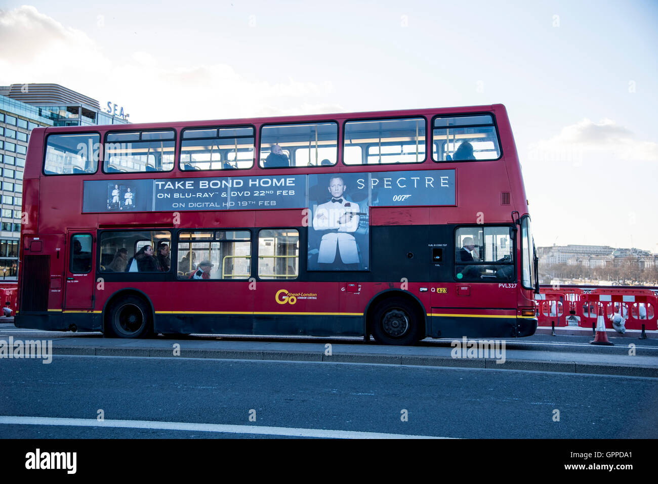 Daniel craig spectre poster hi-res stock photography and images - Alamy