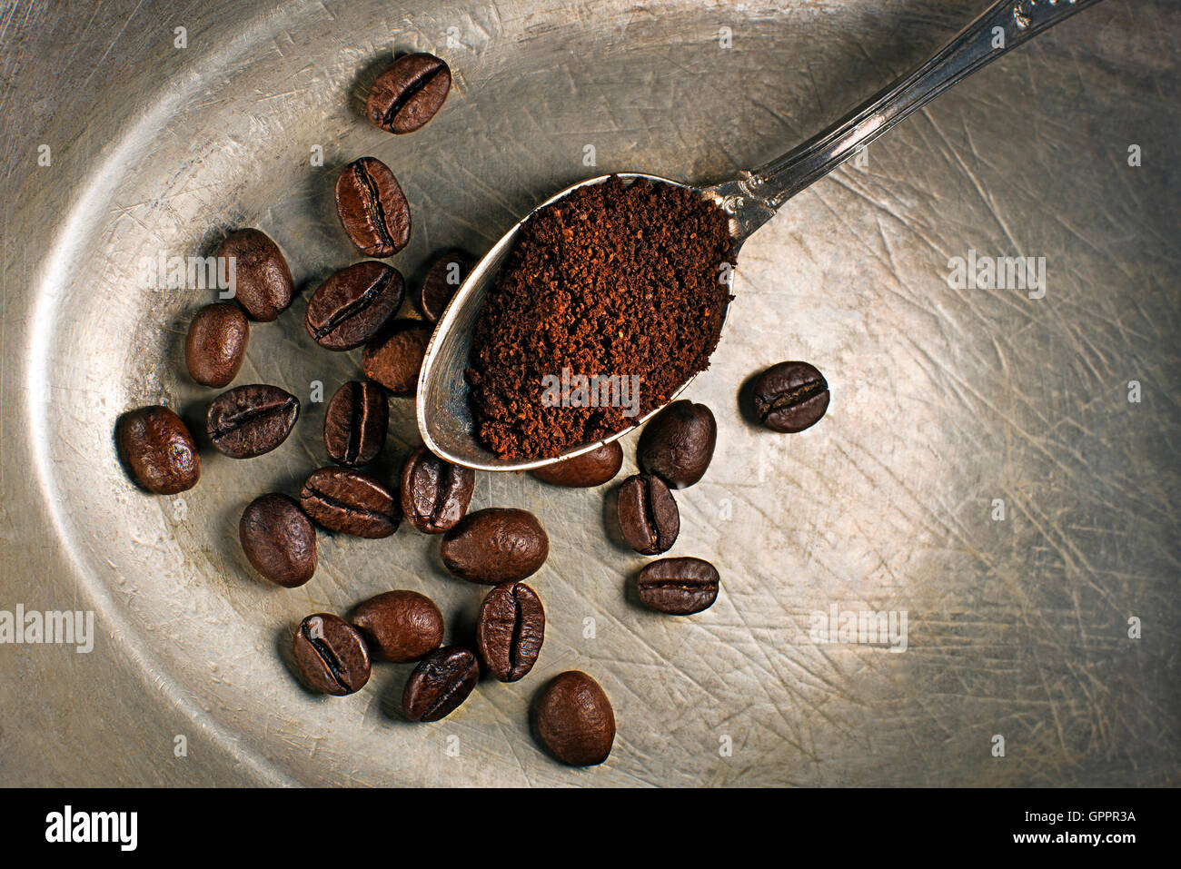 Fresh ground Coffee in spoon on wooden background Stock Photo - Alamy