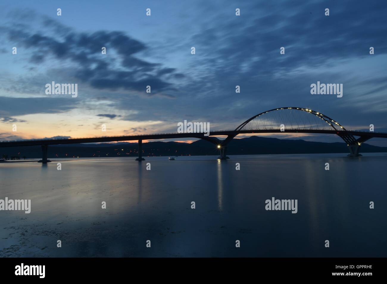 An arch bridge over Lake Champlain in Crown Point, NY connecting ...