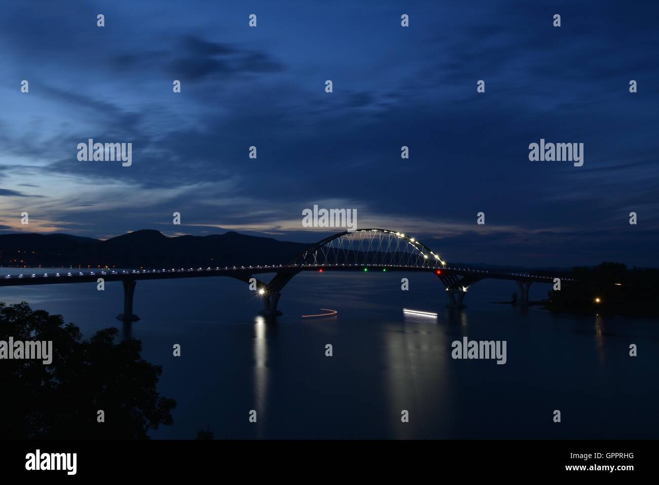 An arch bridge over Lake Champlain in Crown Point, NY connecting ...