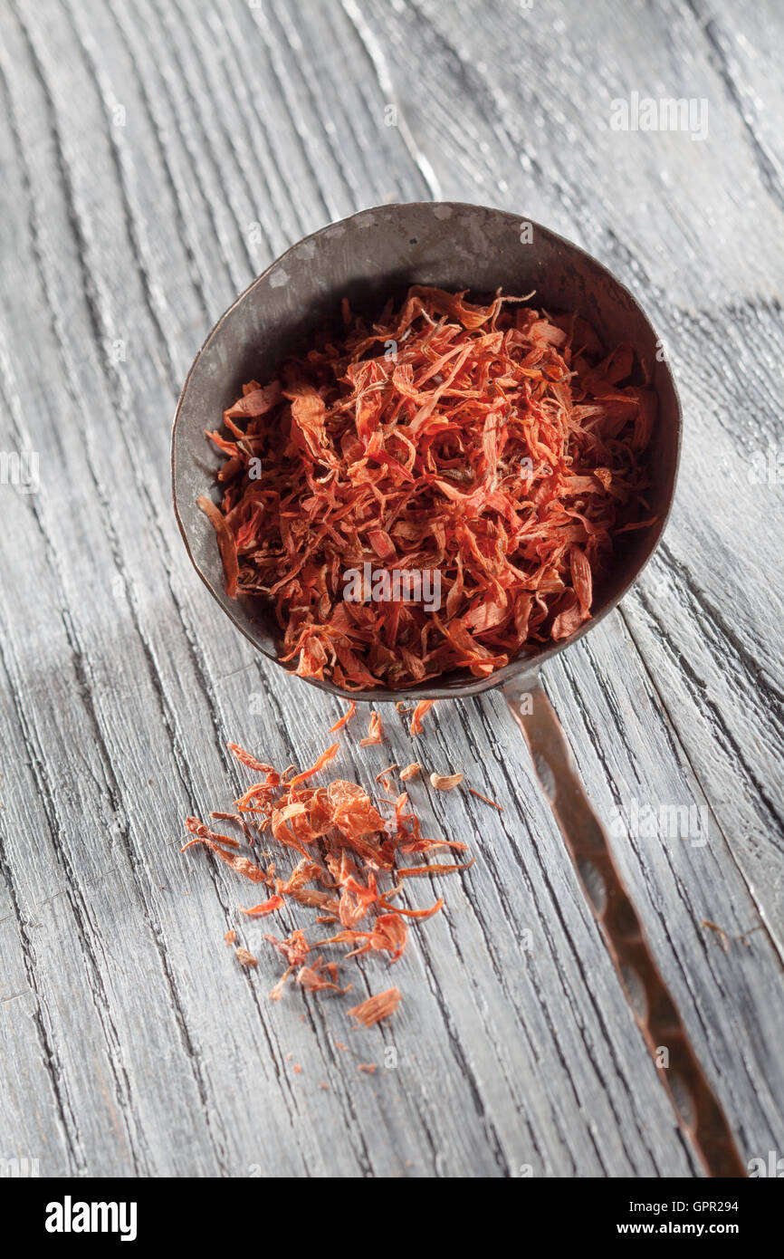 Saffron in white spoon on black table hi-res stock photography and ...