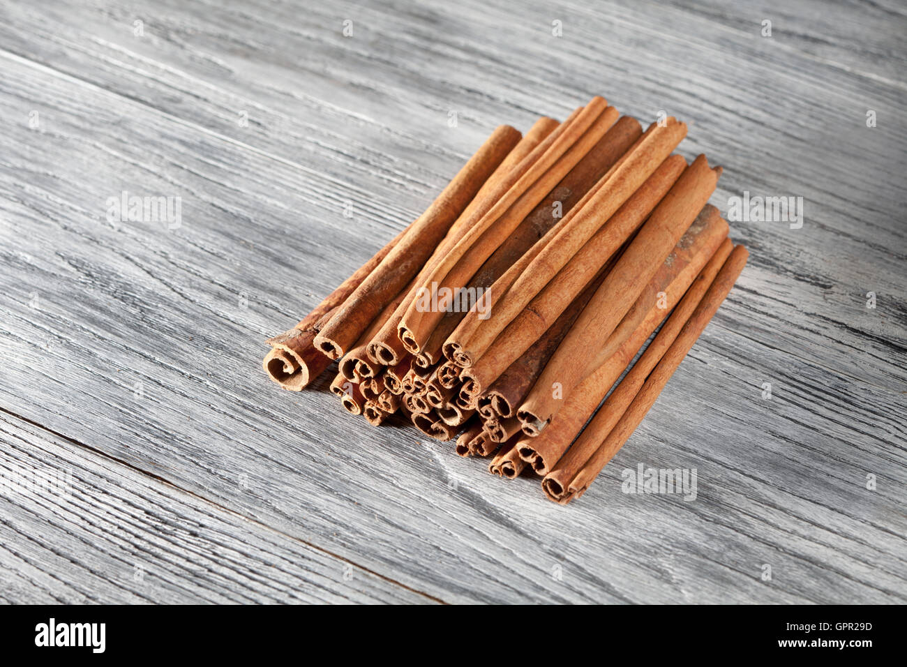 Cinnamon sticks bundle rope hi-res stock photography and images - Alamy