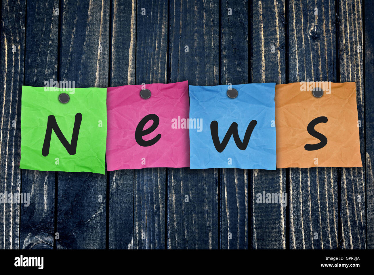 News message post on wooden wall close-up Stock Photo - Alamy