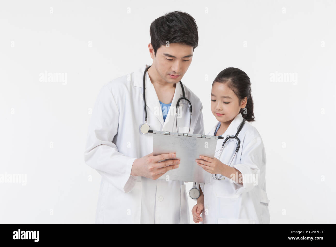 Doctor with chart hi-res stock photography and images - Alamy