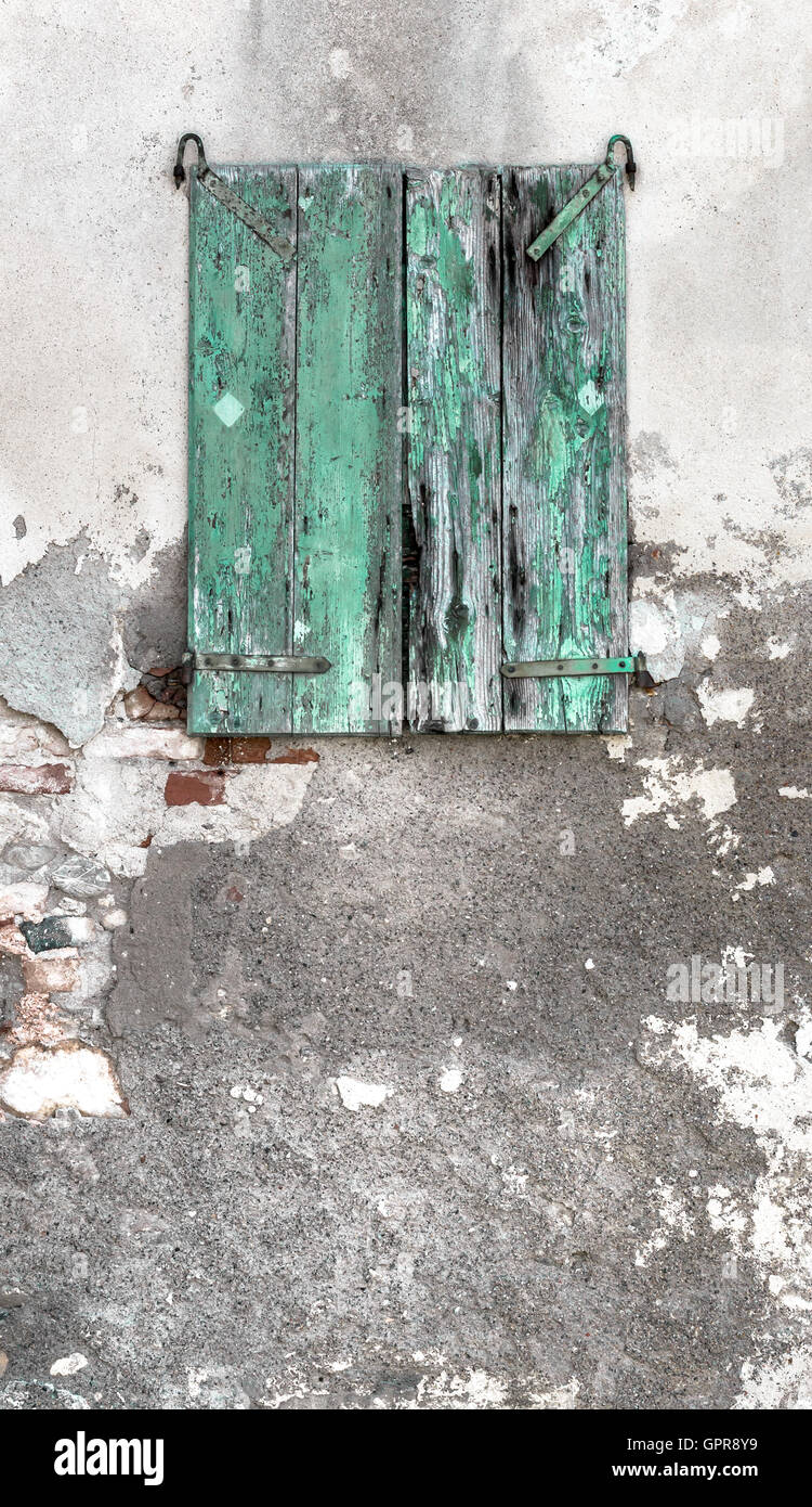 Picturesque grunge green window on the wall Stock Photo - Alamy