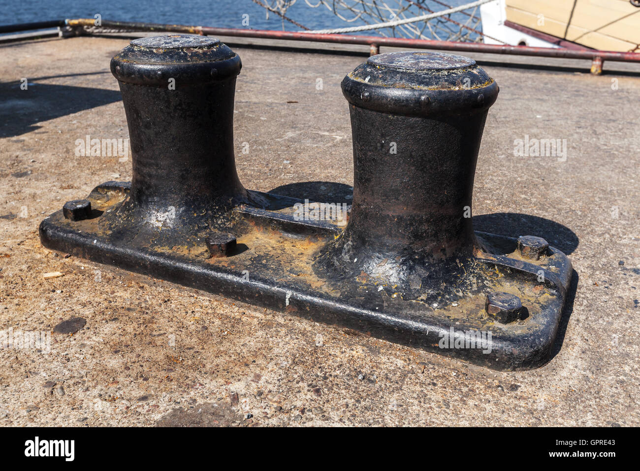 Big black mooring bollard hi-res stock photography and images - Alamy