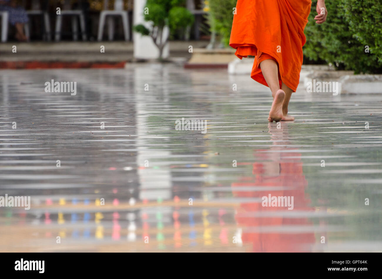 Bangkok (Thailand), Buddhist Monk walking barefoot Stock Photo - Alamy