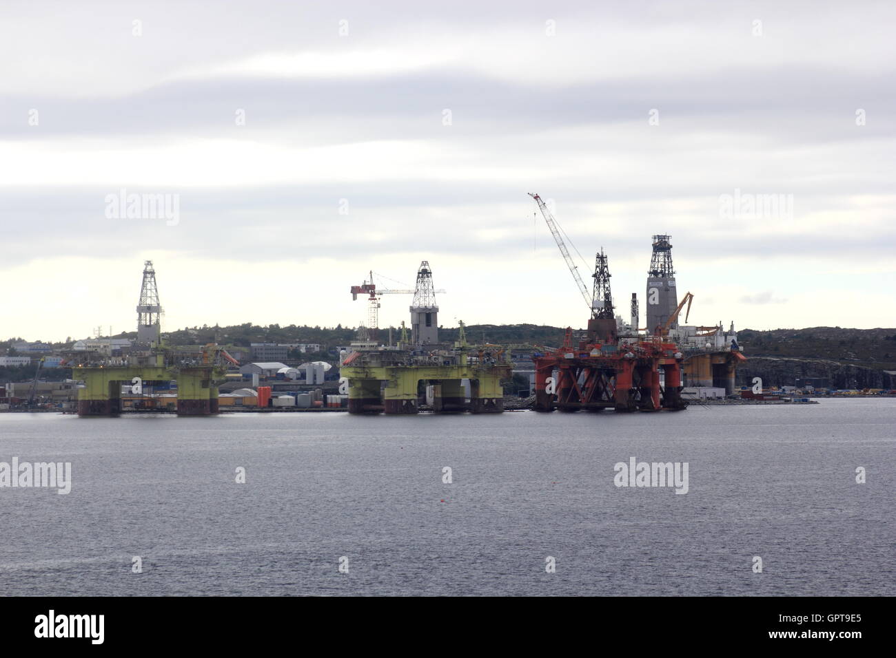 Floating oil drilling platforms Stock Photo - Alamy