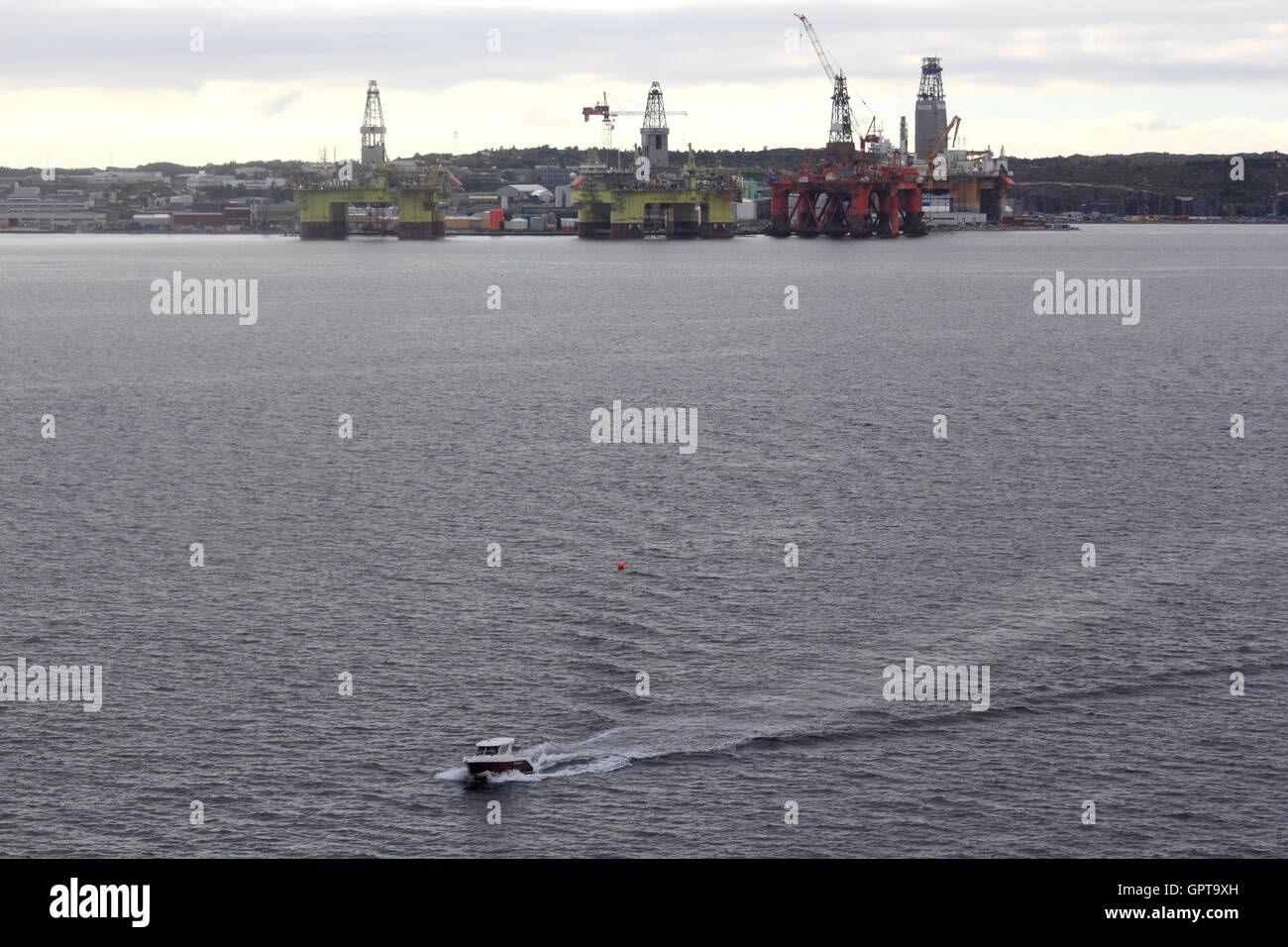 Floating oil drilling platforms Stock Photo - Alamy