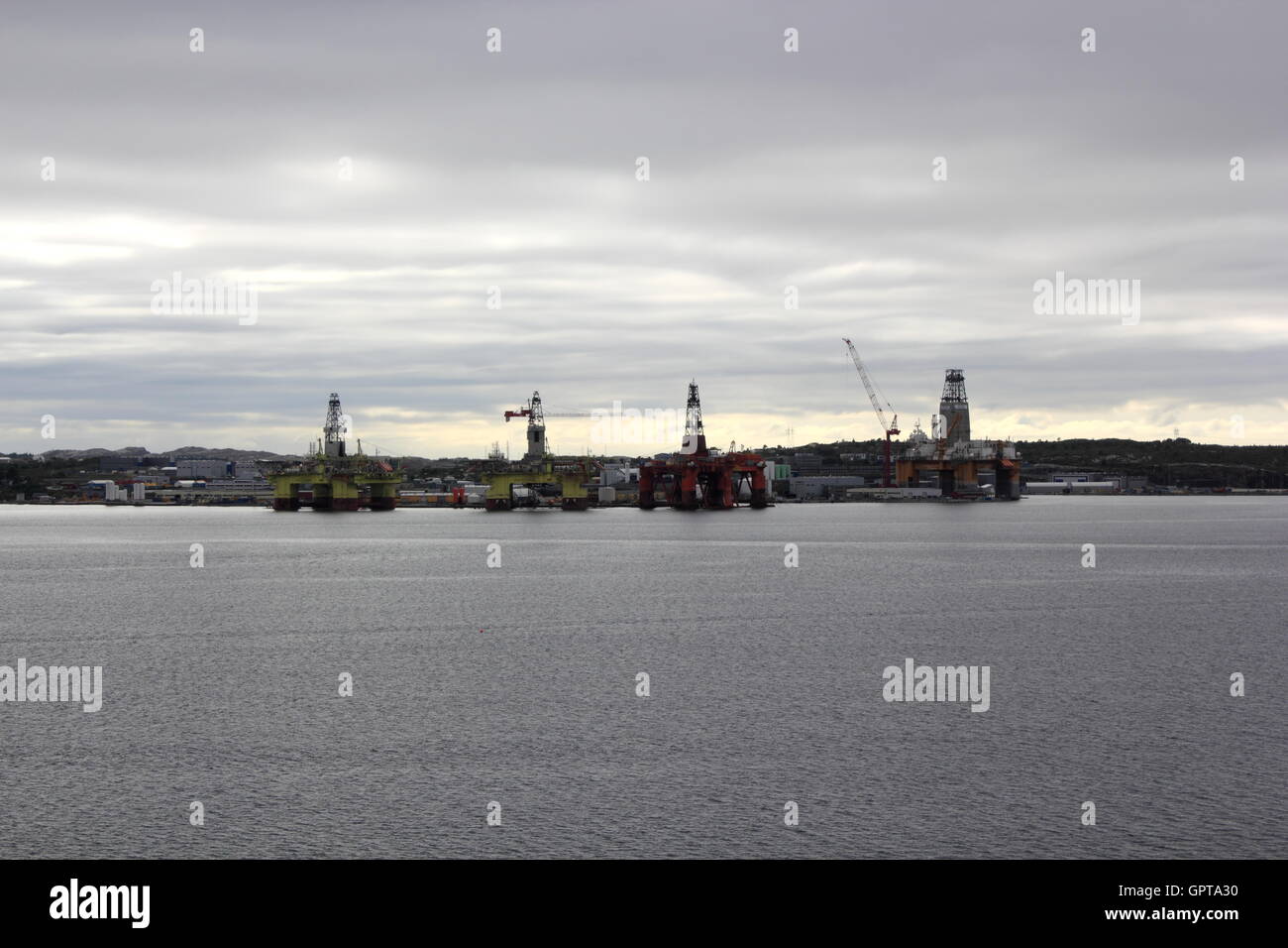 Floating oil drilling platforms Stock Photo - Alamy