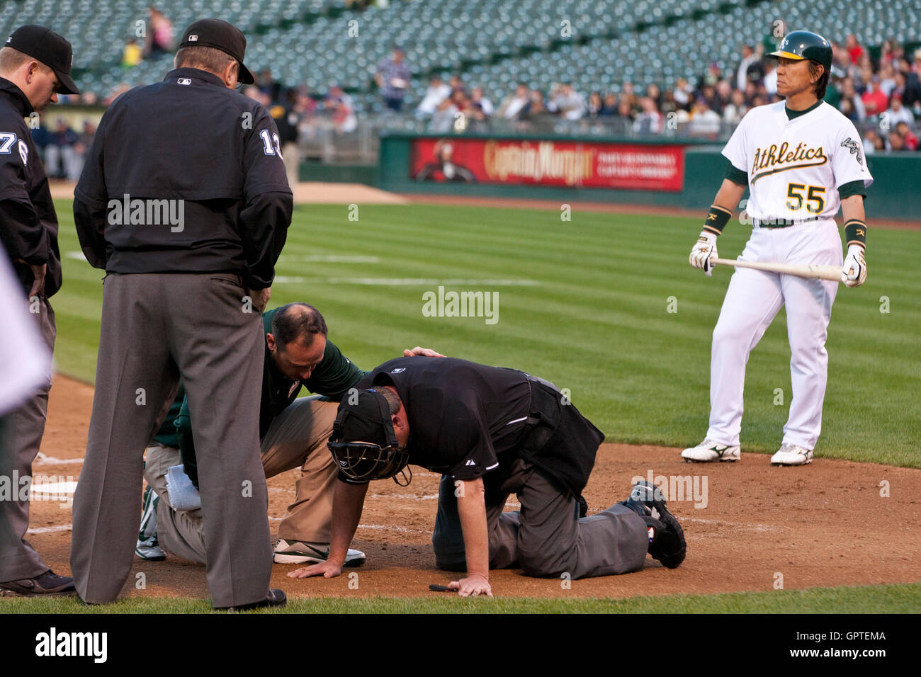 Mlb baseball player kneeling hi-res stock photography and images - Alamy